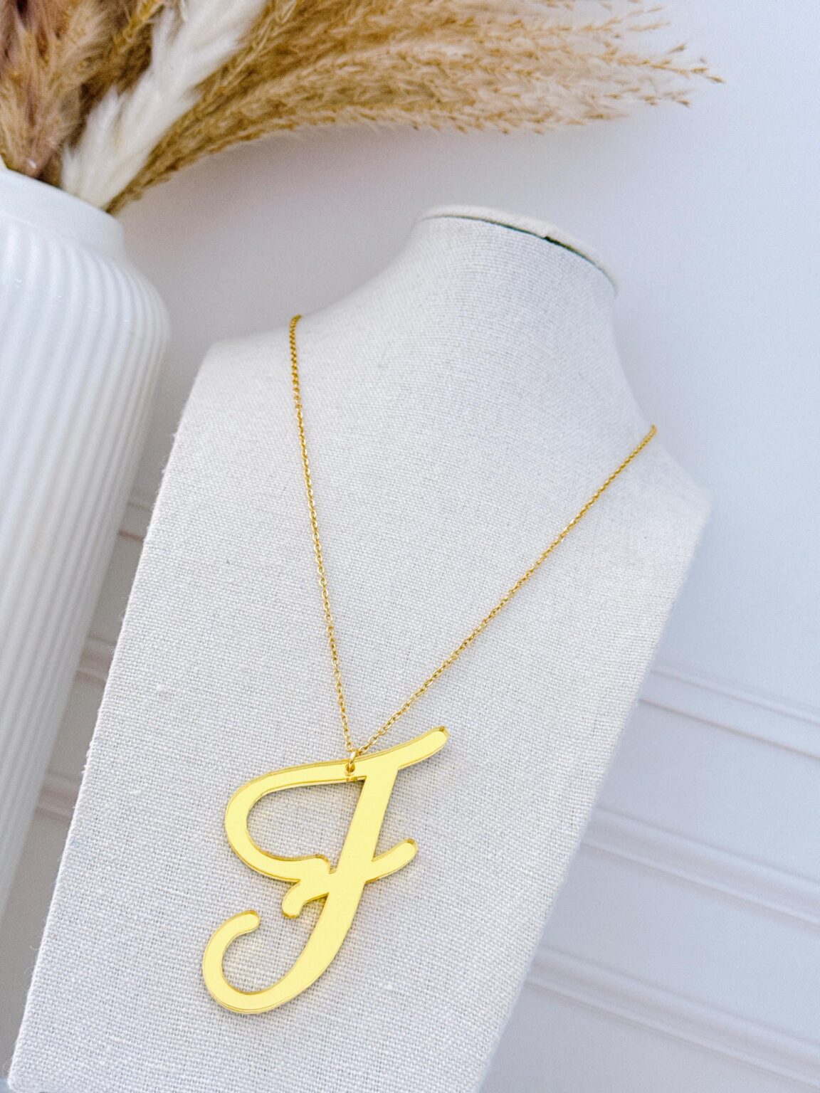COLLAR INICIAL CURSIVA DORADO – Frida Joyería
