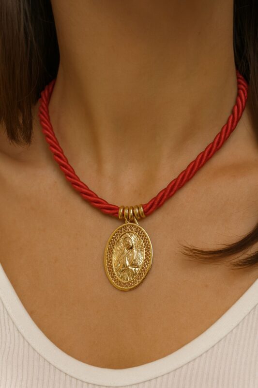 COLLAR CORDON ROJO CON IMAN VIRGEN DE GUADALUPE – Frida Joyería